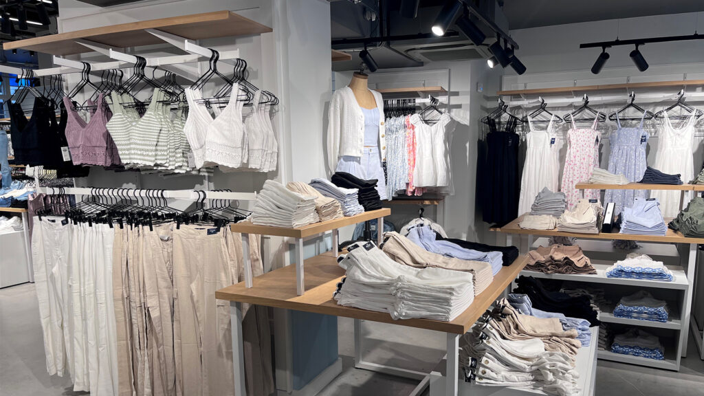 In Pictures: Hollister opens new London flagship - TheIndustry.fashion