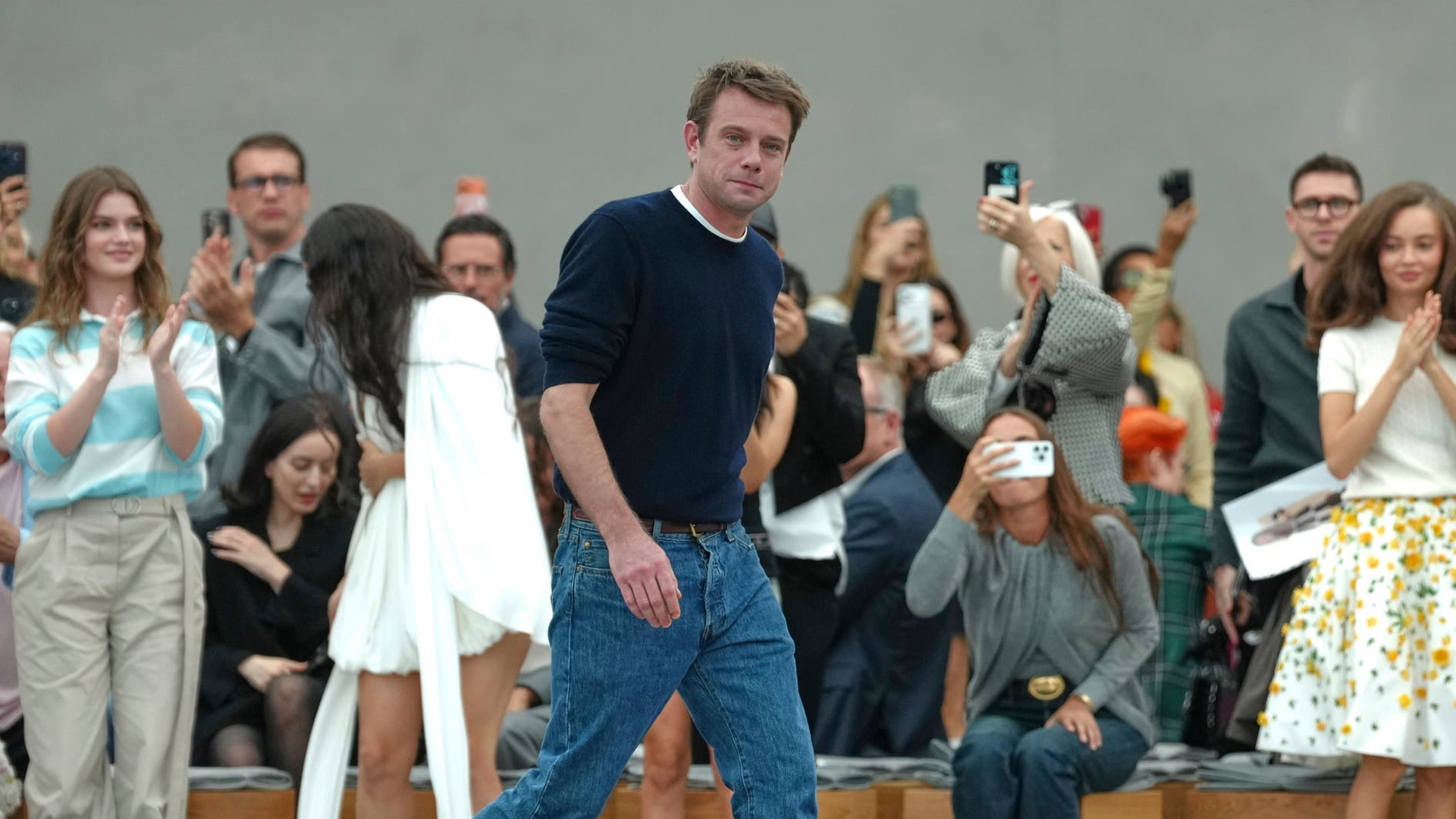 Jonathan Anderson makes his Dior debut with bows and buccaneer hats at ...